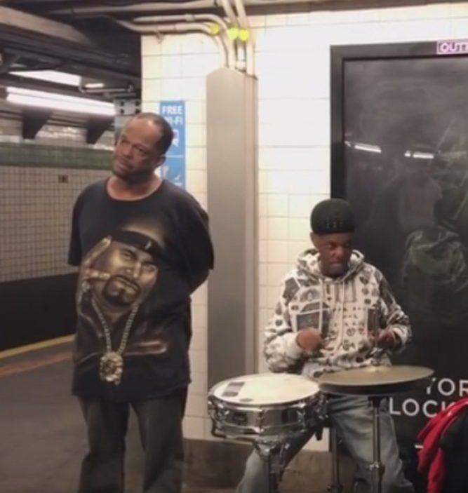 People Suddenly Stop When They Hear Subway Singer Belting Out ...