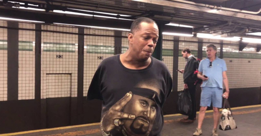 People Suddenly Stop When They Hear Subway Singer Belting Out ...