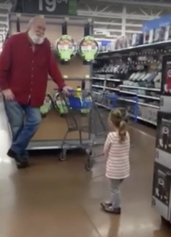 3-Year-Old Girl Thinks Stranger Is Santa Claus And His Response Is ...