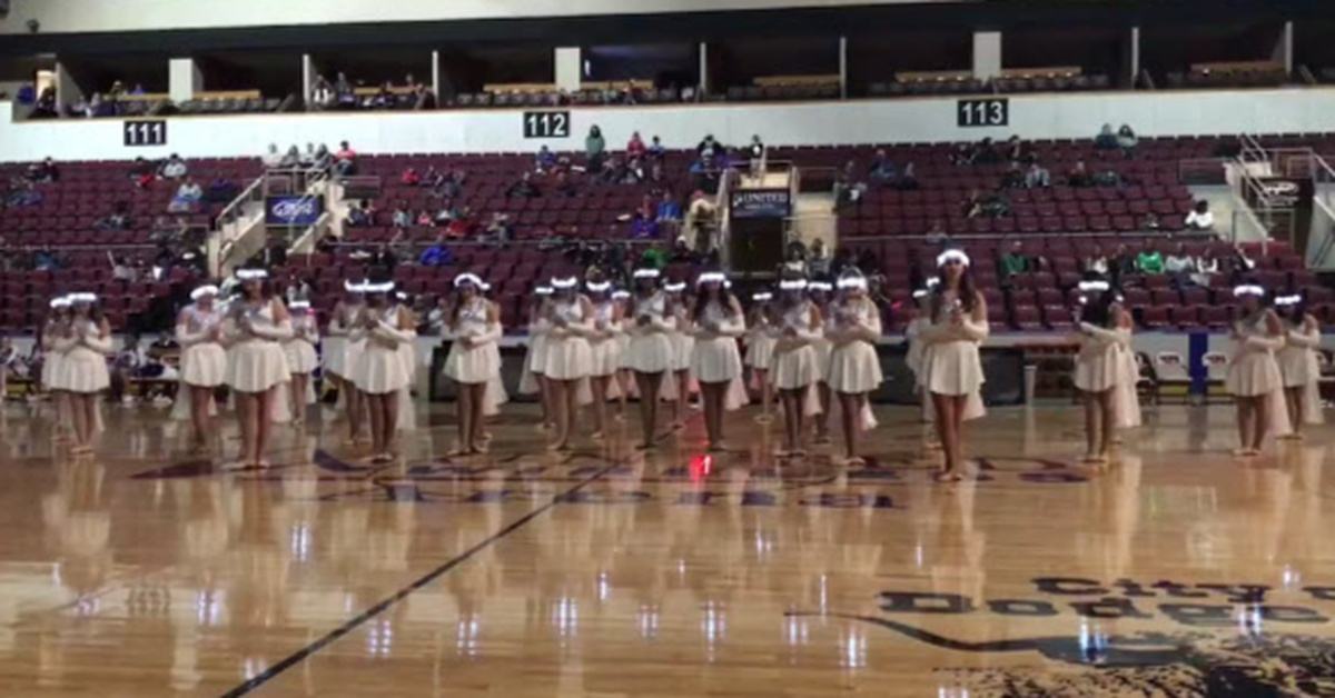 The Lights Go Off In The Middle Of Their Routine And The Crowd Freaks ...