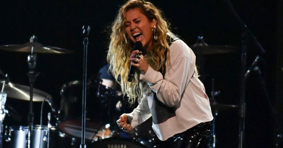 Miley Cyrus Gives Breathtaking Tribute To Chris Cornell With Cover Of ...