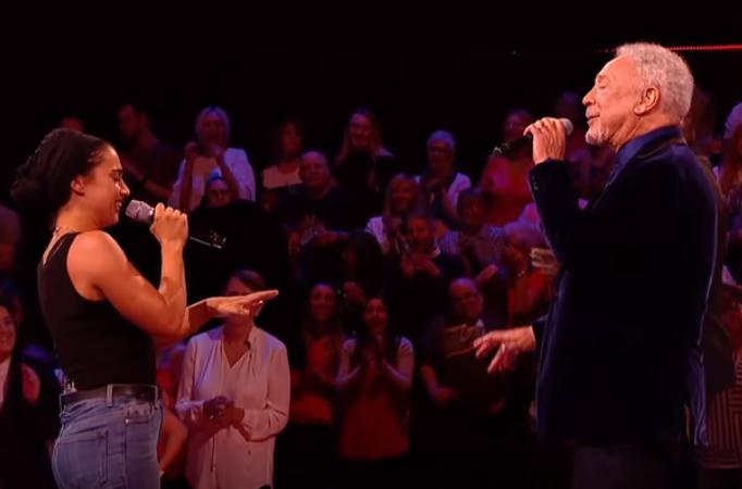 Tom Jones Grabs Hand Of Young Woman And Sings Dirty Dancing Hit ...