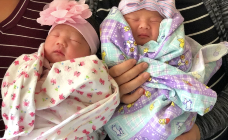Identical Twins Have Rainbow Babies On Same Day At Same Hospital ...