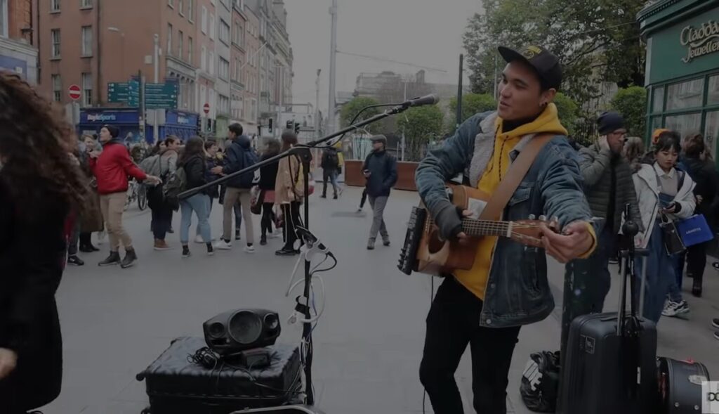 A Busker Sings Ed Sheeran’s ‘Perfect’ And The Audience Takes Over ...