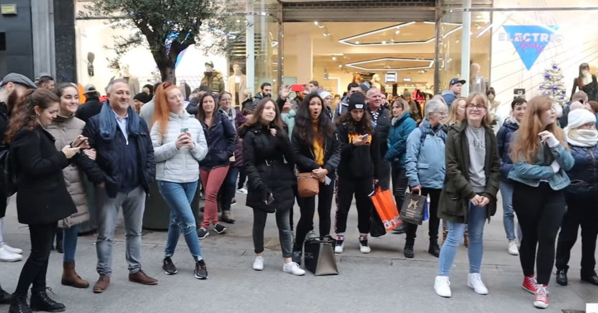 A Busker Sings Ed Sheeran’s ‘Perfect’ And The Audience Takes Over ...