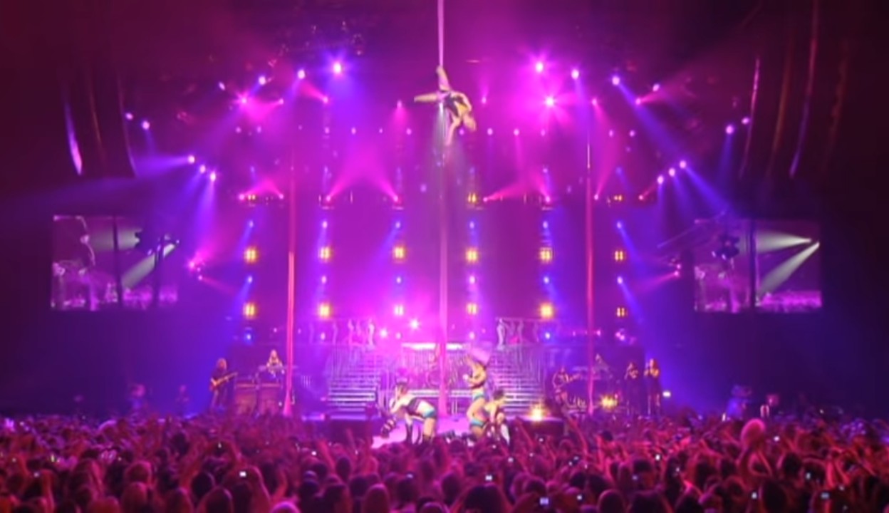 Pink Shows Her Acrobatic Skills When Performing ‘Get The Party Started ...
