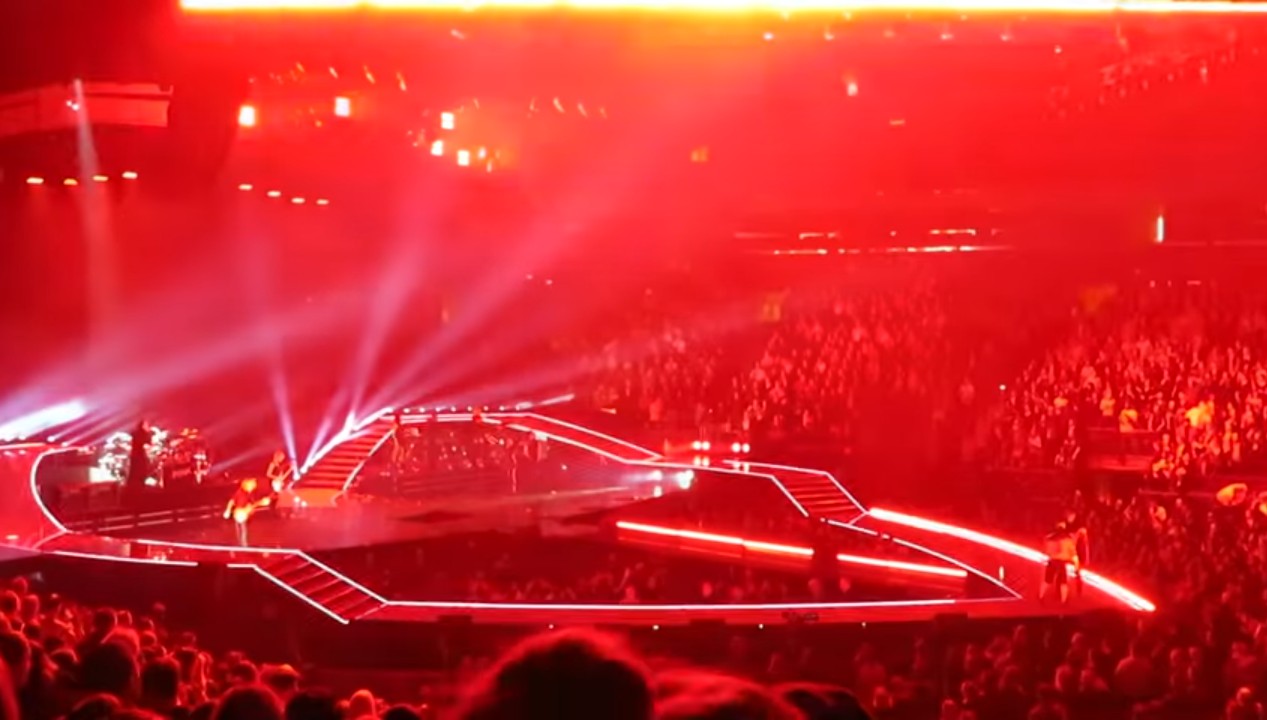 Pink Is Lifted Off The Stage And Spins High Above The Crowd As She ...