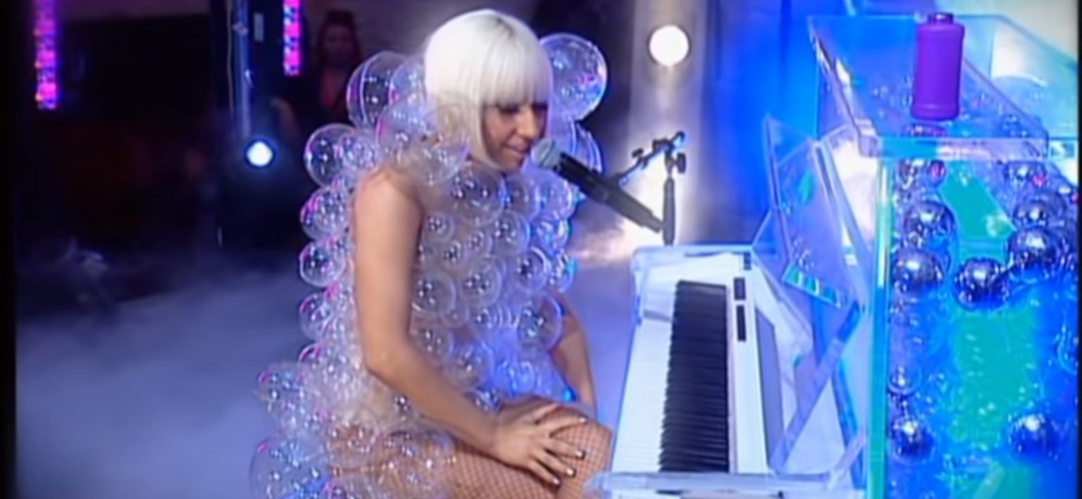 Lady Gaga Wears Bubbles For This Amazing Acoustic Performance Of ‘Paparazzi’ – InnerStrengthZone.com