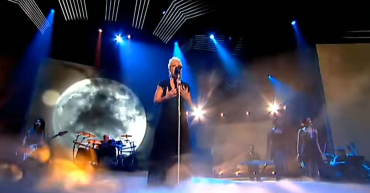 Pink Goes Live To Entertain The Audience And Judges With A Spirited ...