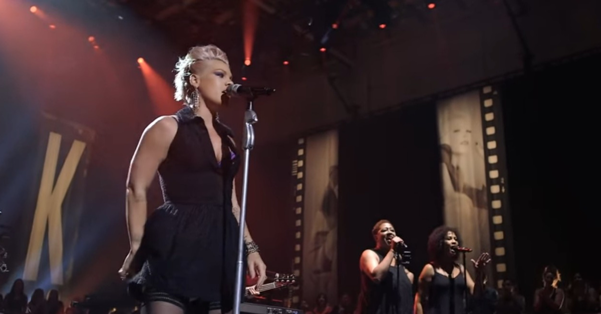 Pink Brings The Audience To Their Feet Dancing When She Nails A Perfect ...