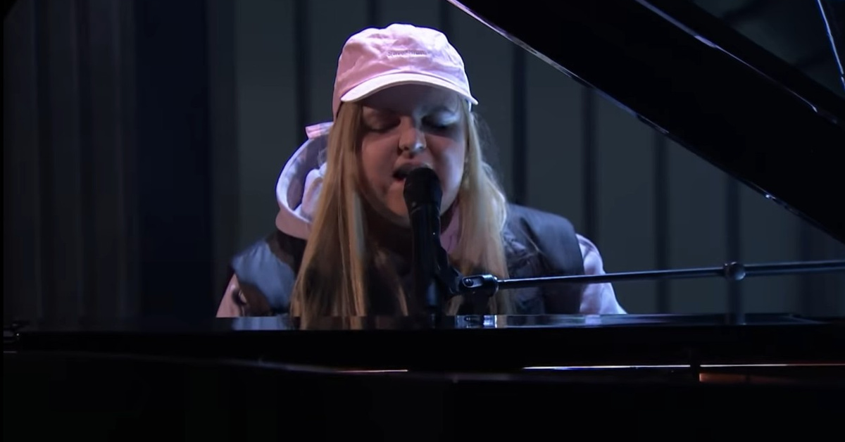 ‘Tones And I’ Does Her First US Performance With An Incredible ...