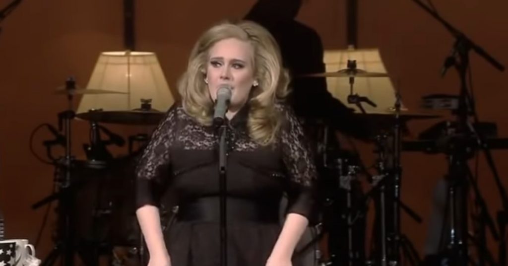 Adele Brings The Audience To Their Feet With A Live Performance Of ...