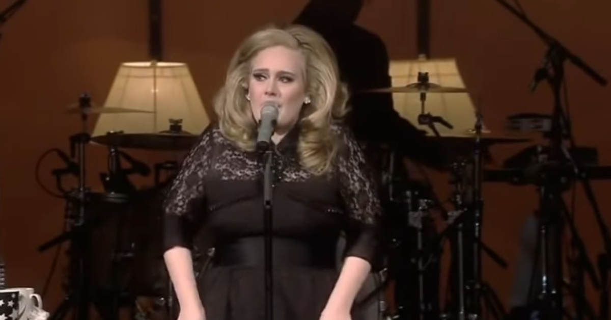 Adele Brings The Audience To Their Feet With A Live Performance Of ...