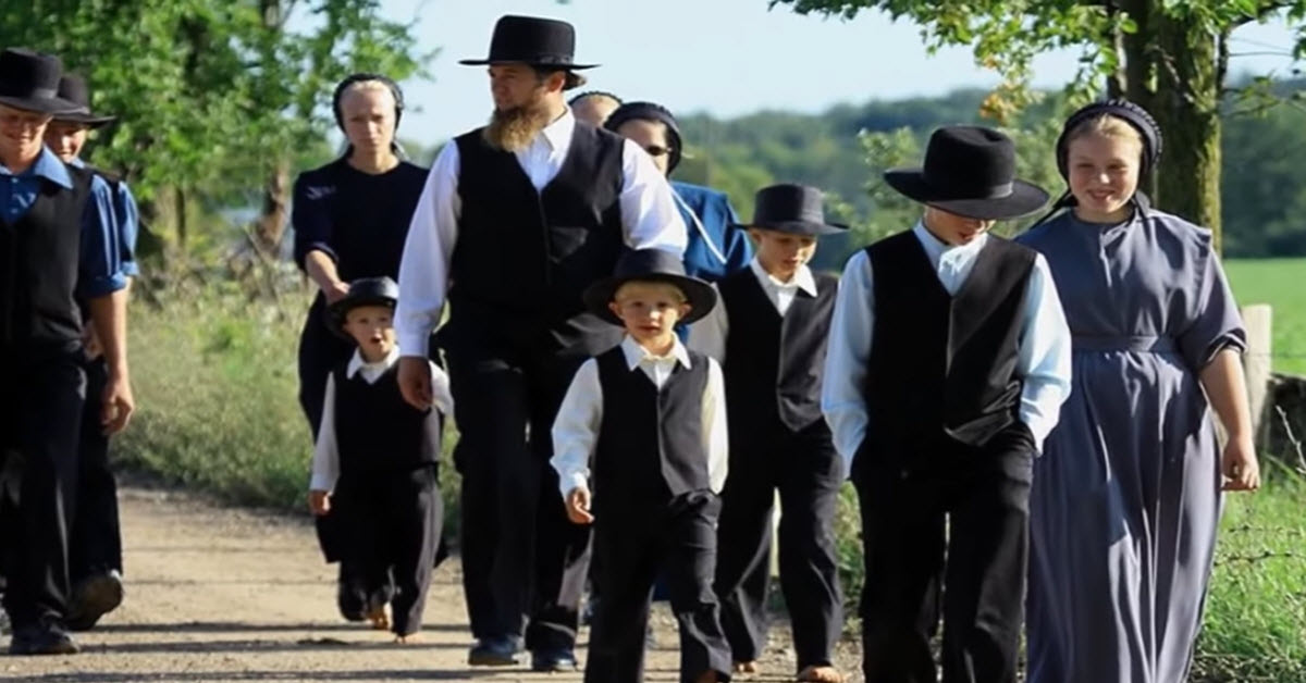 Watch 250 Amish Men Move A Huge Barn Across A Field With Their Bare ...